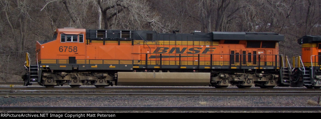 BNSF 6758